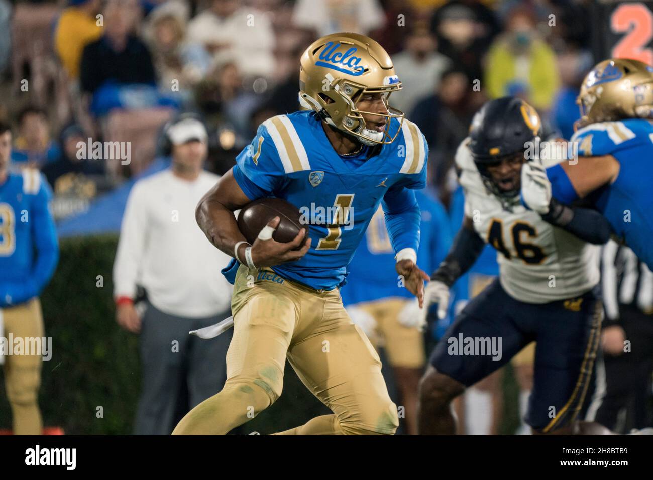 UCLA Bruins quarterback Dorian Thompson-Robinson (1) runs the ball ...