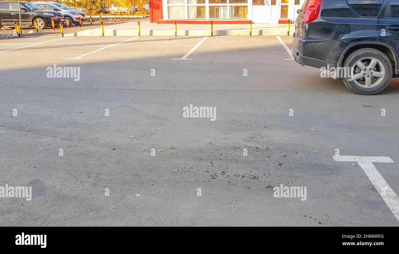 Empty parking place with white marking lines on asphalt Stock Photo - Alamy