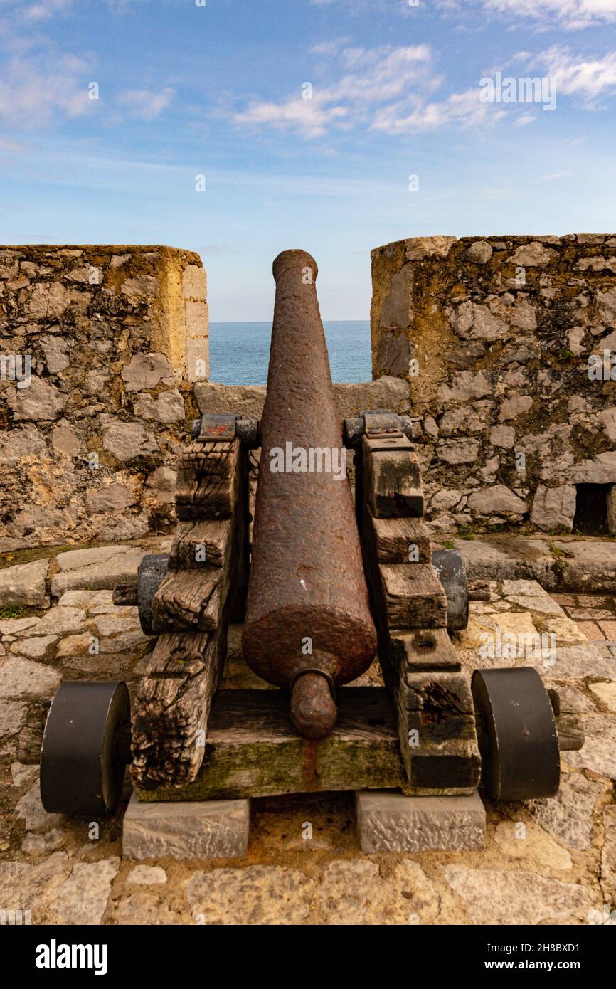 Cannons stone wall tower hi-res stock photography and images - Alamy
