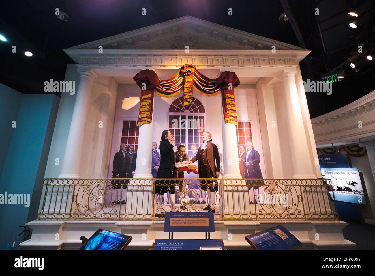 George washington oath balcony hi-res stock photography and images - Alamy