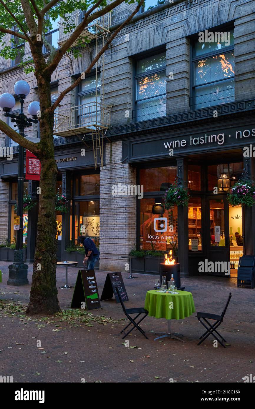 Empty restaurant table on street of Seattle Stock Photo - Alamy