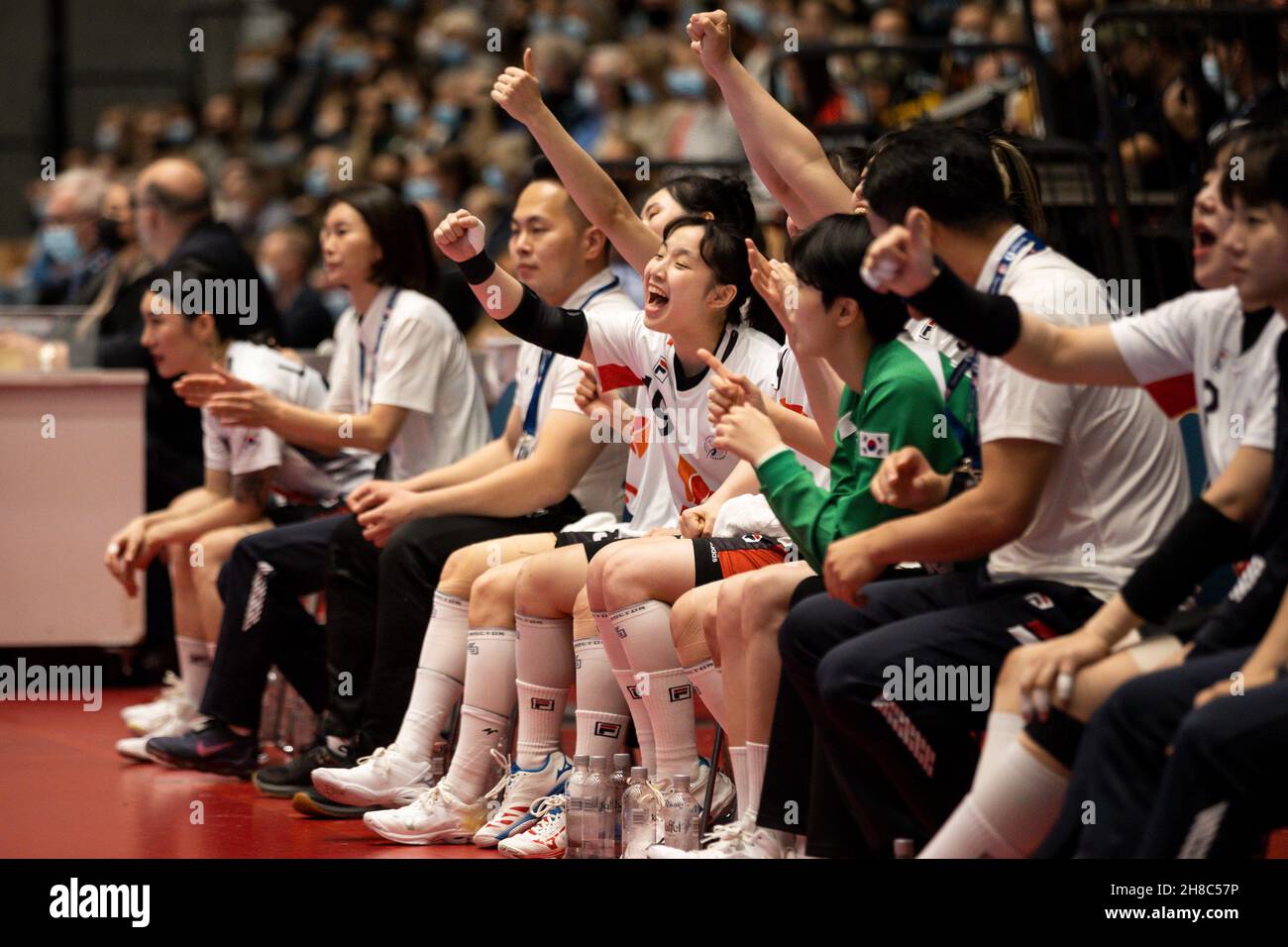 Bergen 20211127.Players cheering from the bench during the ...