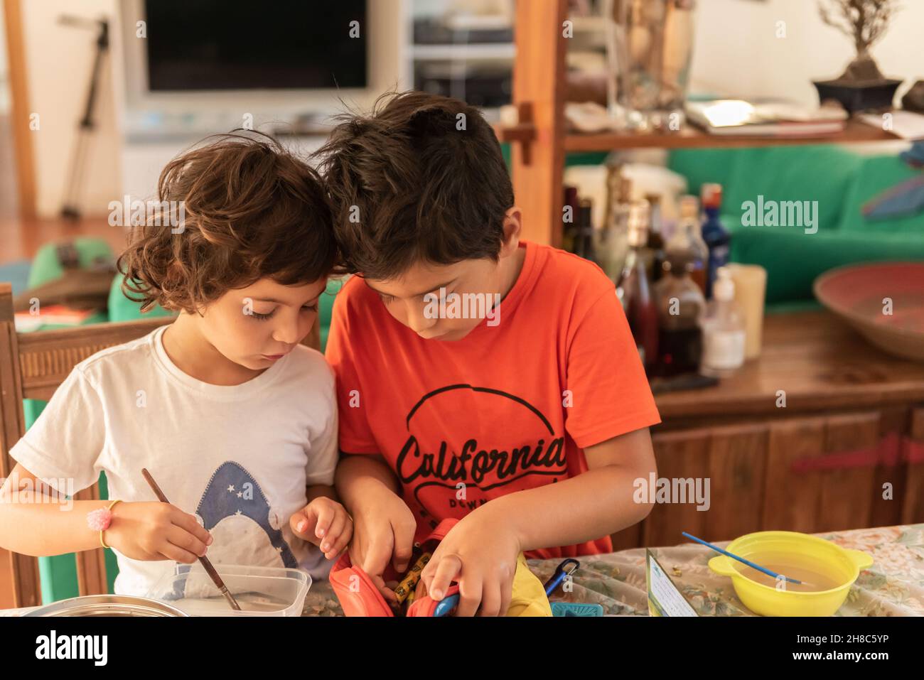 children doing an experiment in the living room in september Stock ...