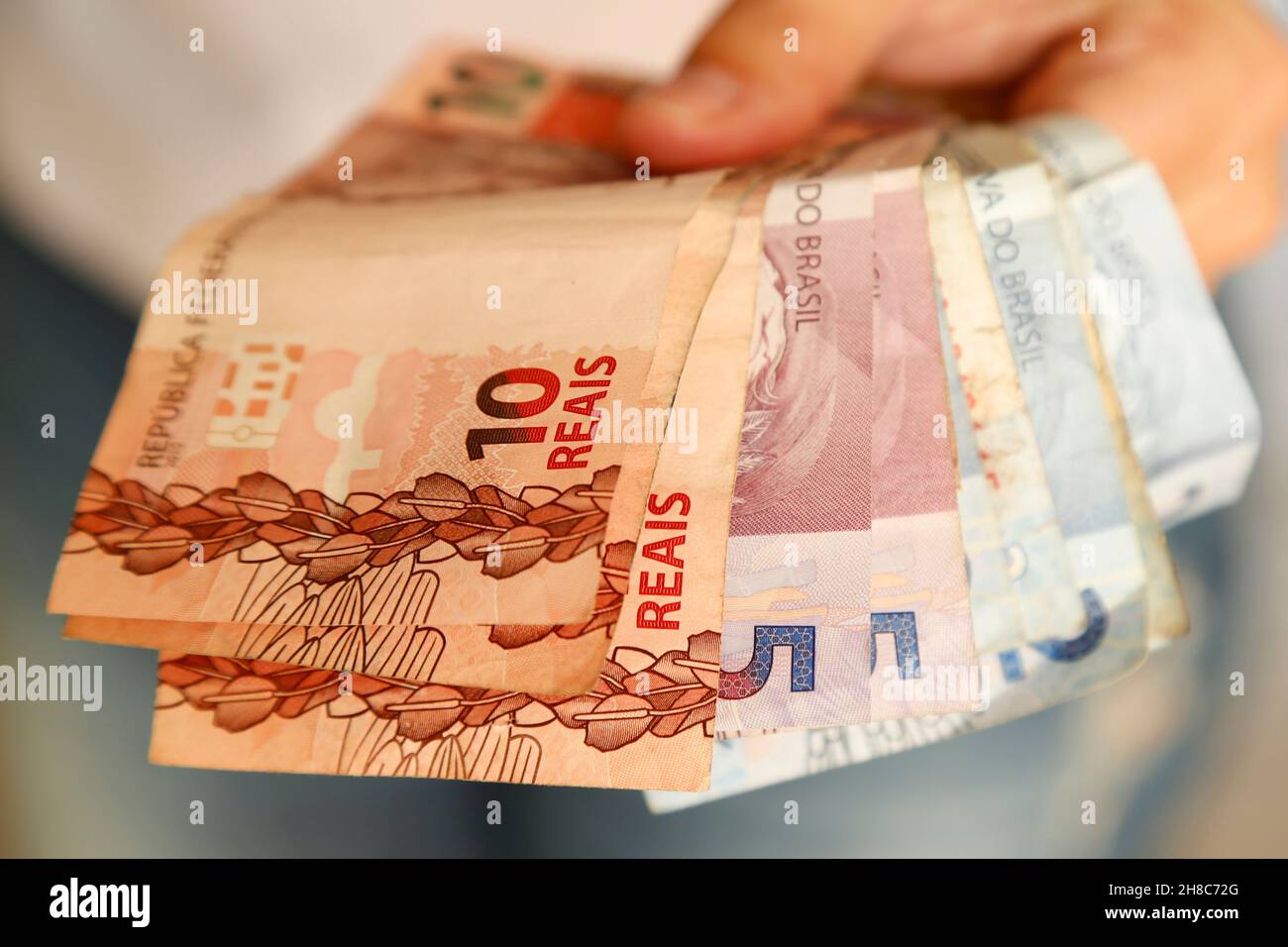 Pay money notes hand hi-res stock photography and images - Alamy