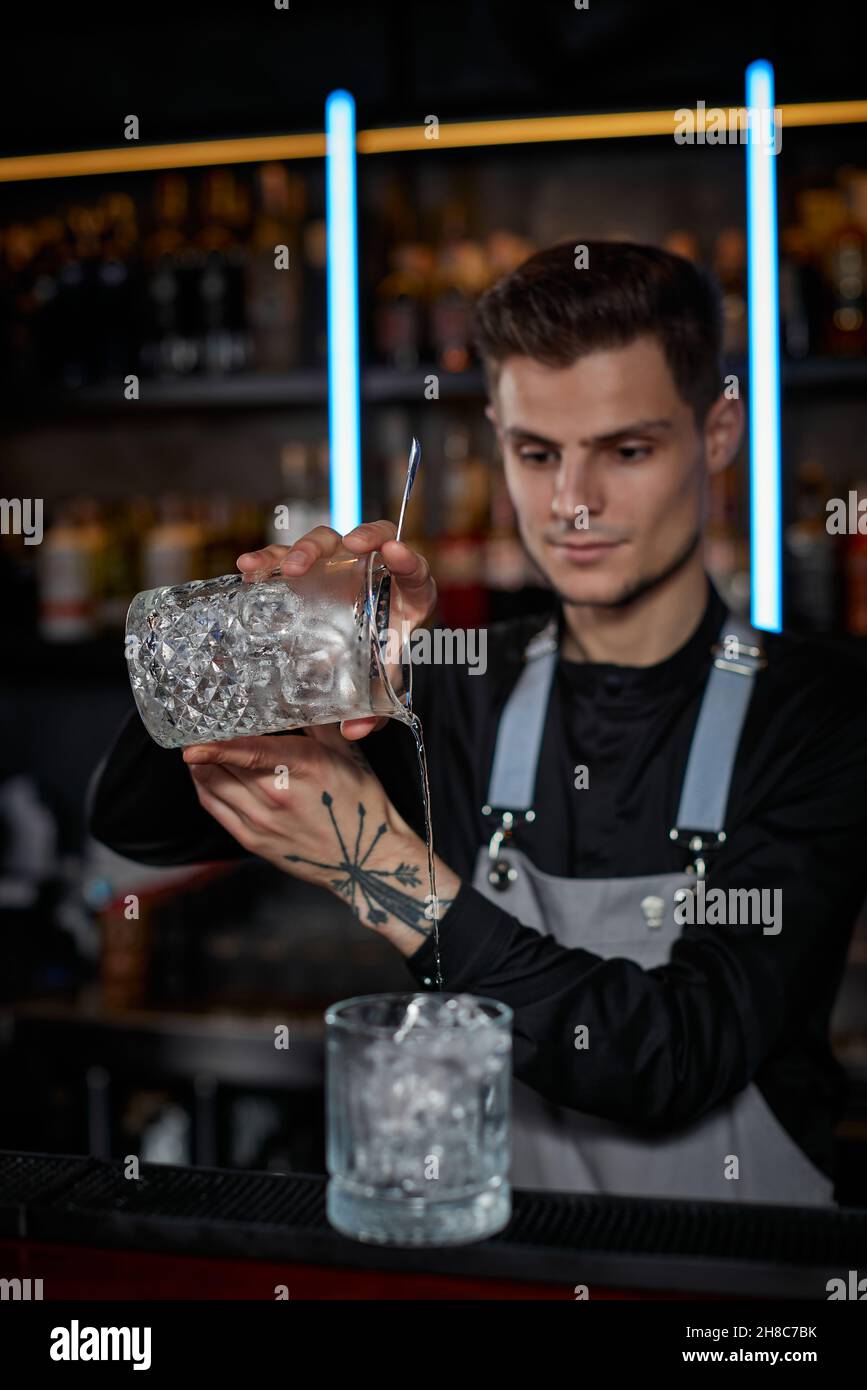 Old fashioned cocktail mixing bar hi-res stock photography and images ...