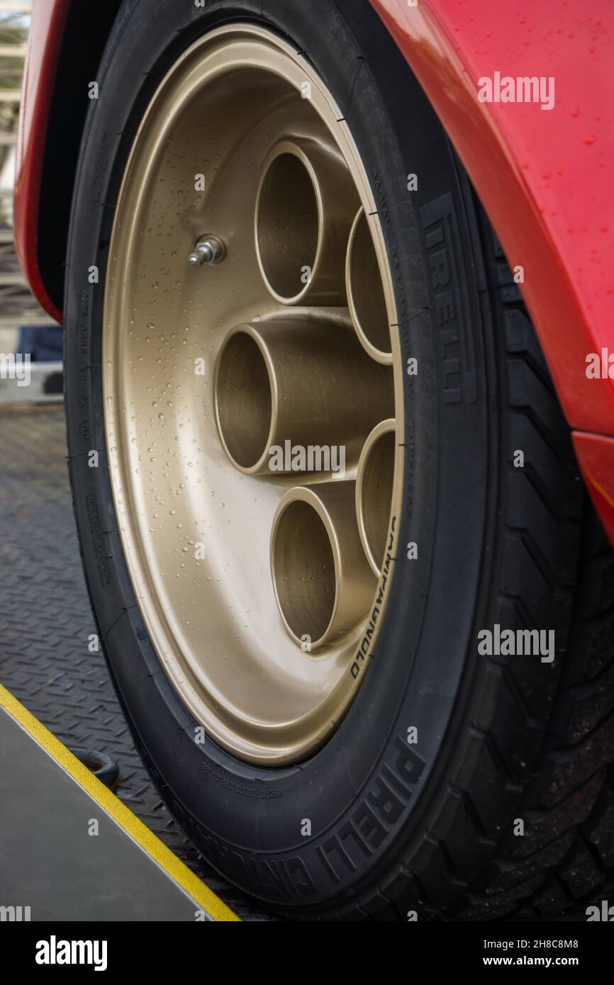 Countach gold wheels hi-res stock photography and images - Alamy