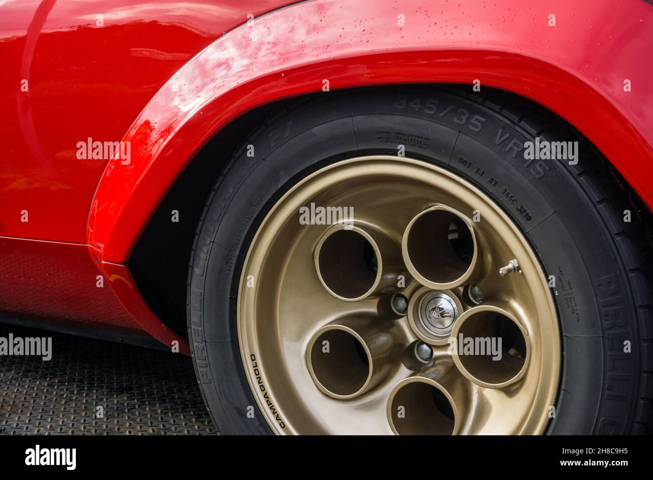 Countach gold wheels hi-res stock photography and images - Alamy