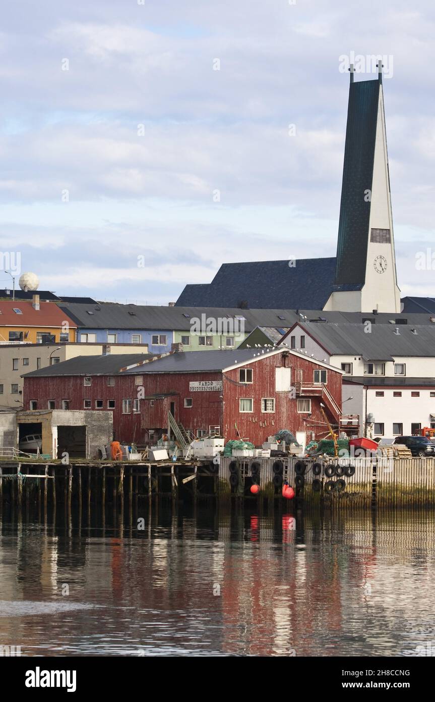 Hafen in Vardo mit Kirche, Norway Stock Photo - Alamy