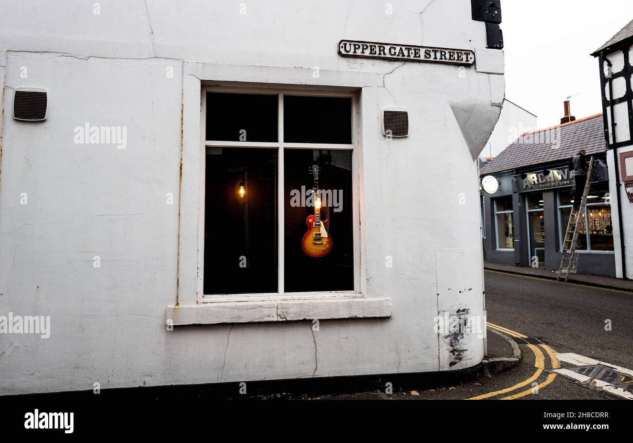 Dimly lit street hi-res stock photography and images - Alamy