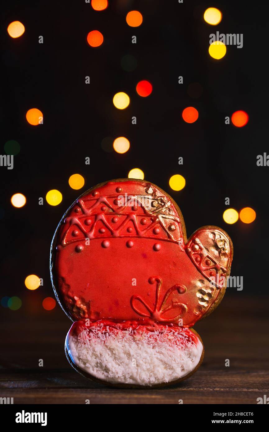 Gingerbread in shape of mitten. Christmas cookie on blurred background ...