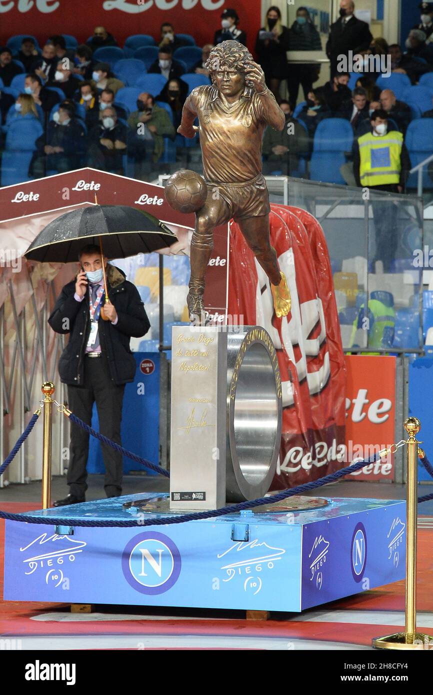 Napoli maradona statue hi-res stock photography and images - Alamy