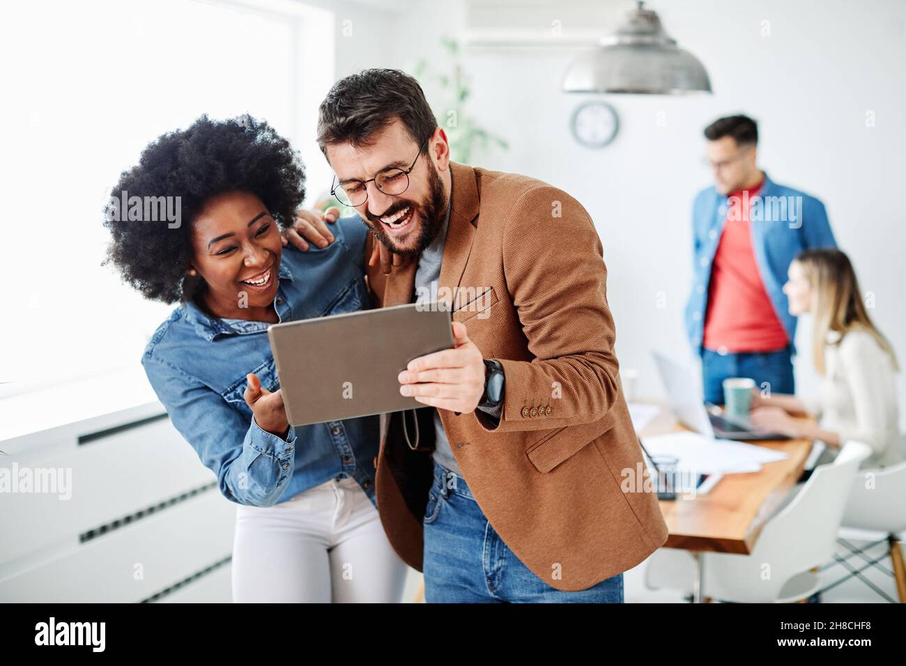 Work meeting laughing hi-res stock photography and images - Alamy