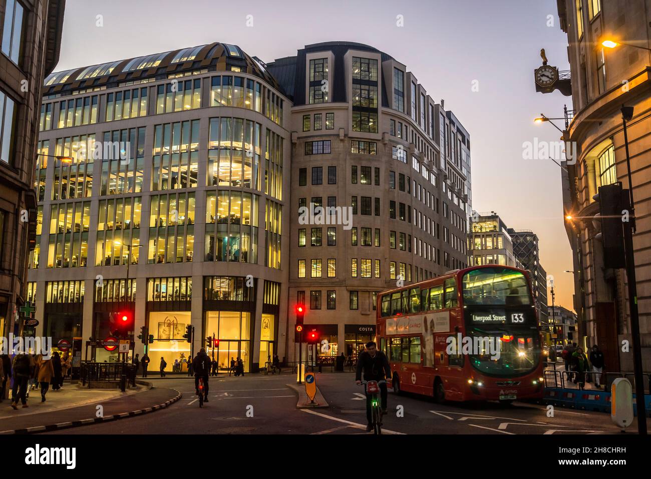 London outdoors atmosphere hi-res stock photography and images - Alamy