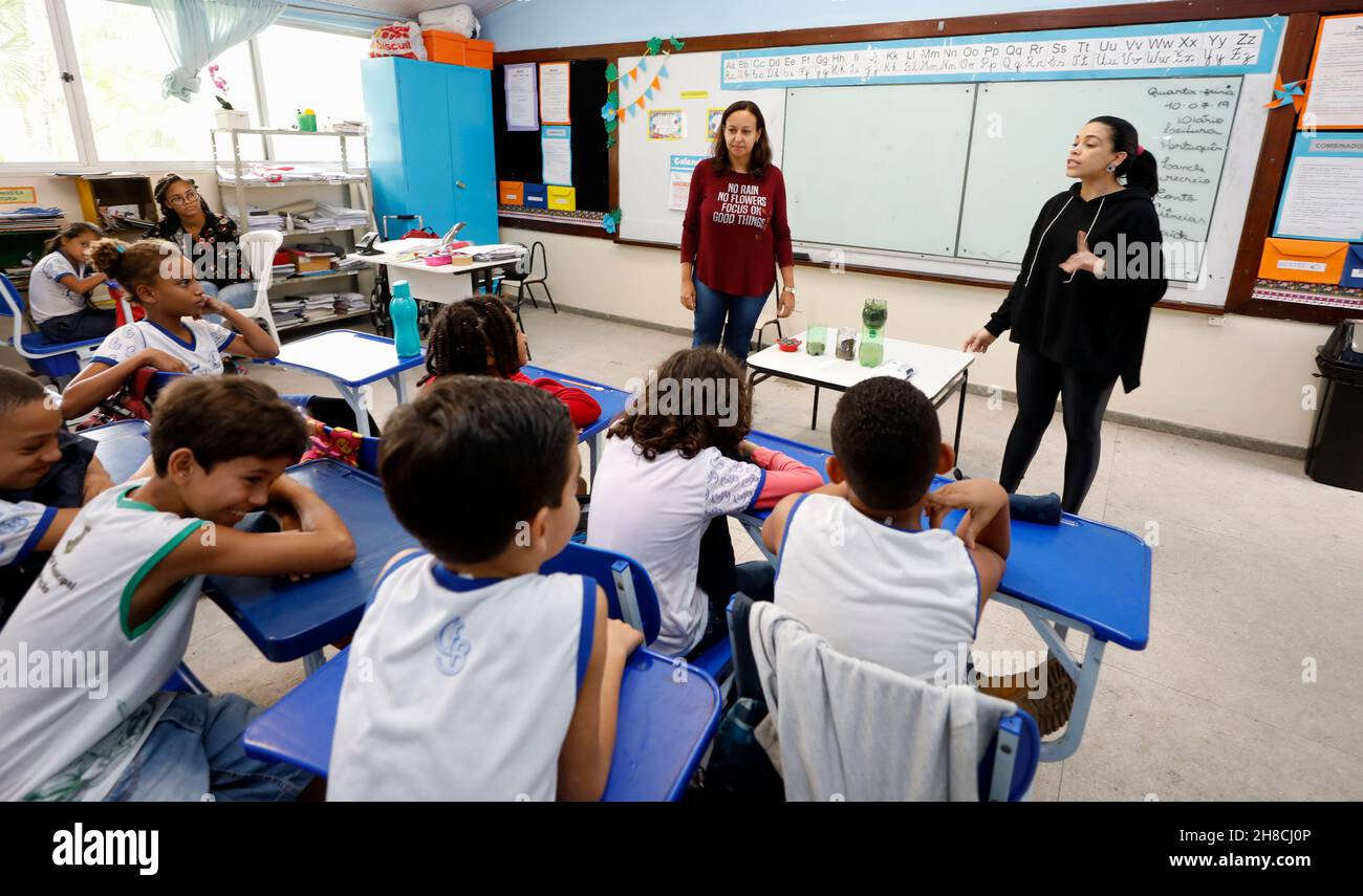 Brazil city school classroom children hi-res stock photography and ...