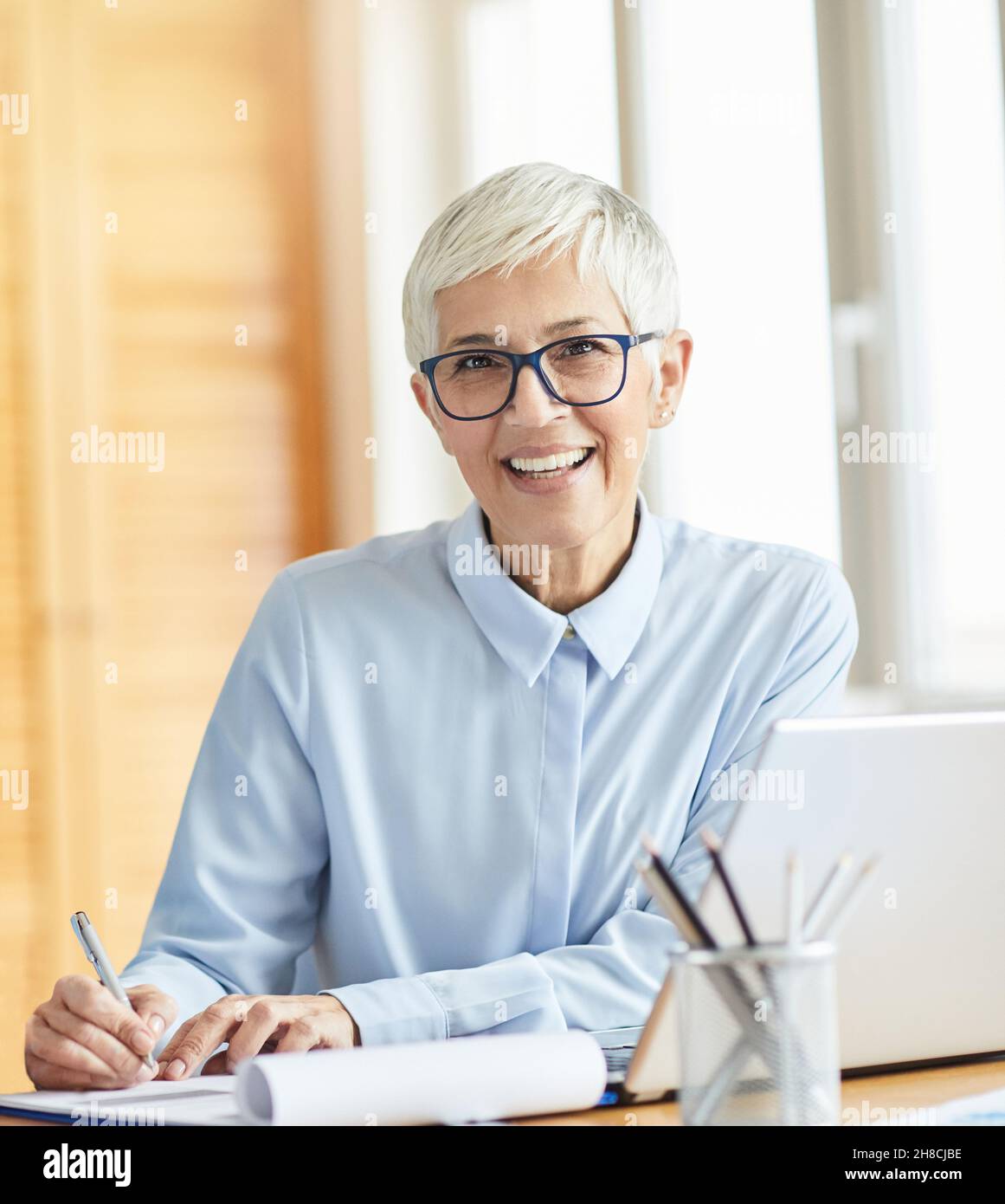 Older business woman standing hi-res stock photography and images - Alamy