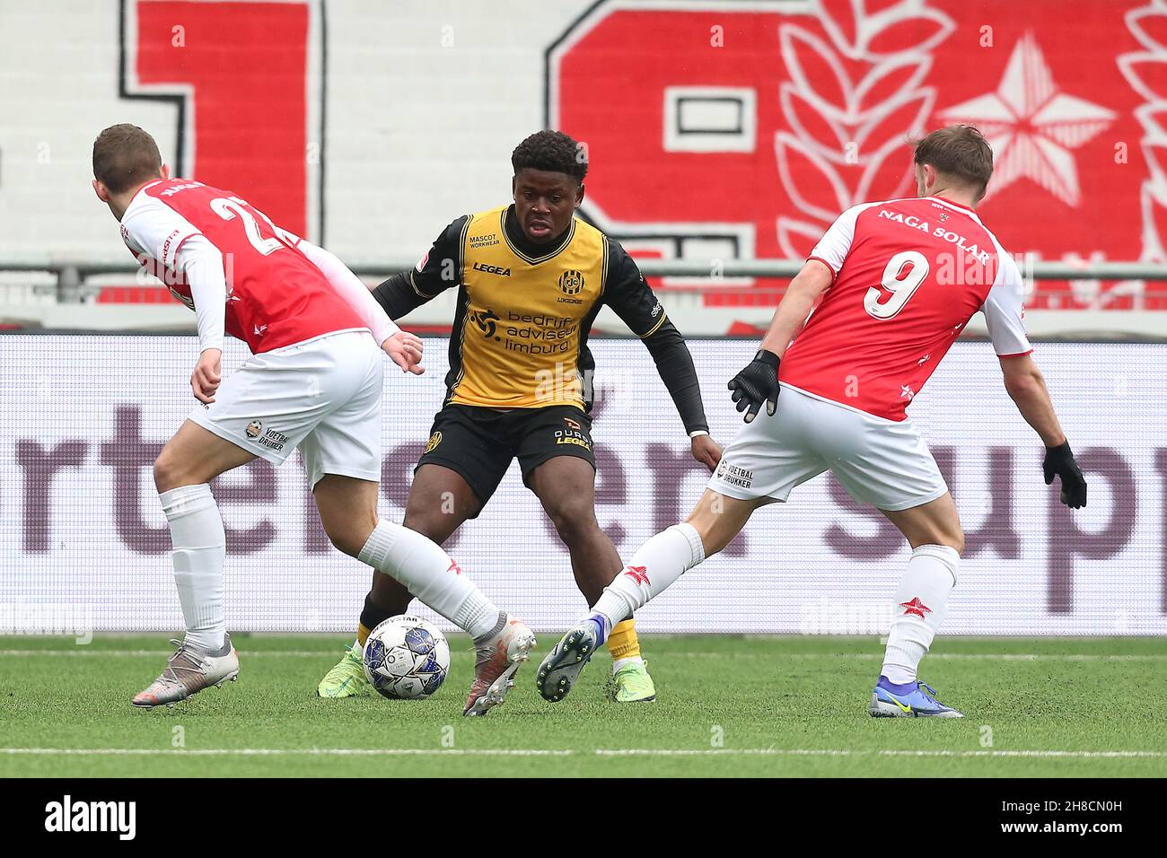 MAASTRICHT- football, 29-11-2021, stadion de Geusselt, MVV Maastricht ...