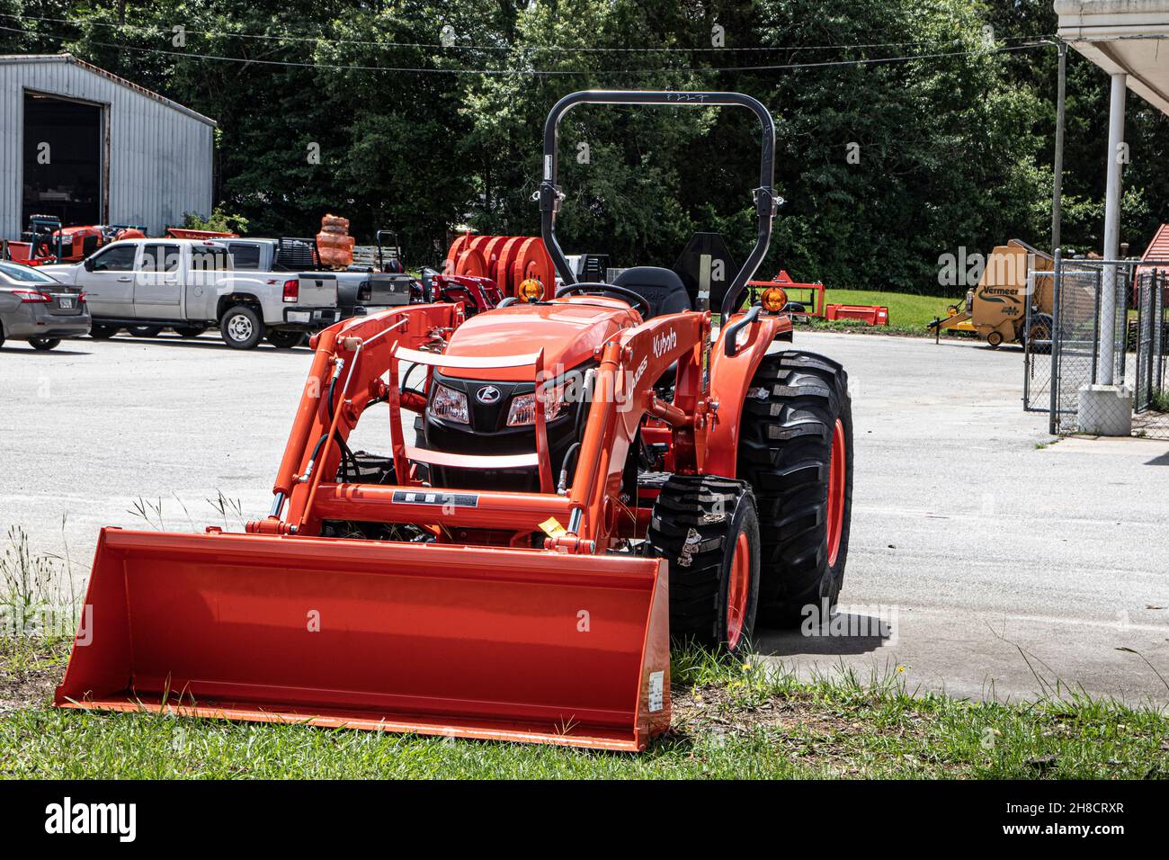 Red tractor farm symbol hi-res stock photography and images - Alamy