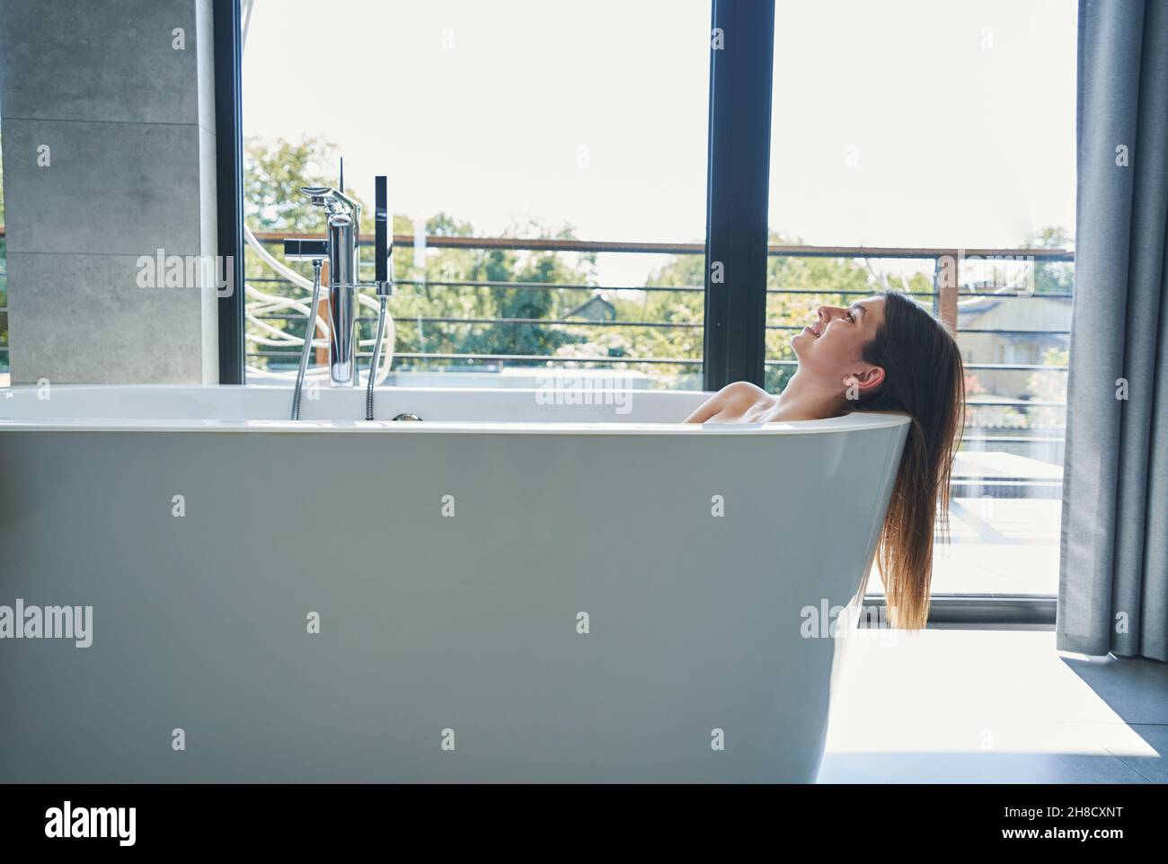 Lady bathing bathroom hi-res stock photography and images - Alamy