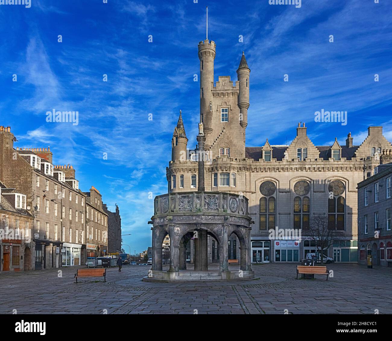 ABERDEEN CITY SCOTLAND THE MERCAT CROSS IN FRONT OF THE SALVATION ARMY ...