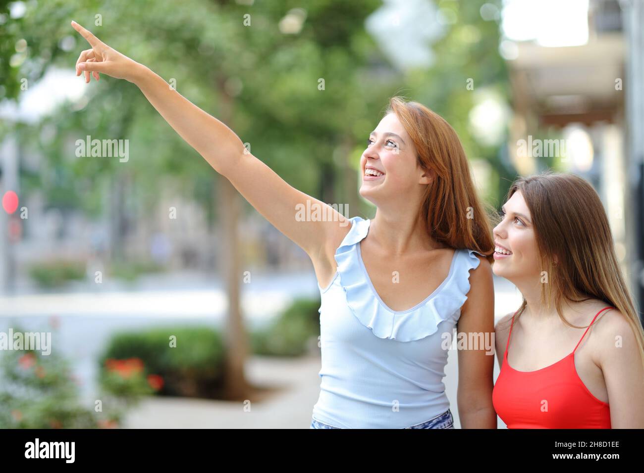 Group of girls laughing pointing hi-res stock photography and images ...