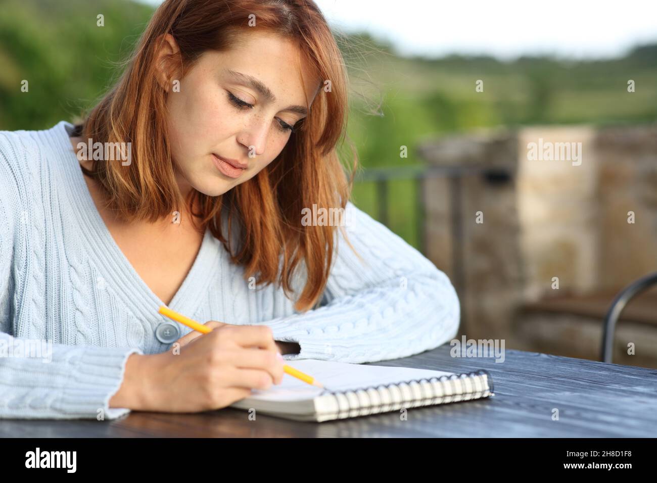 Woman sketching outside hi-res stock photography and images - Alamy