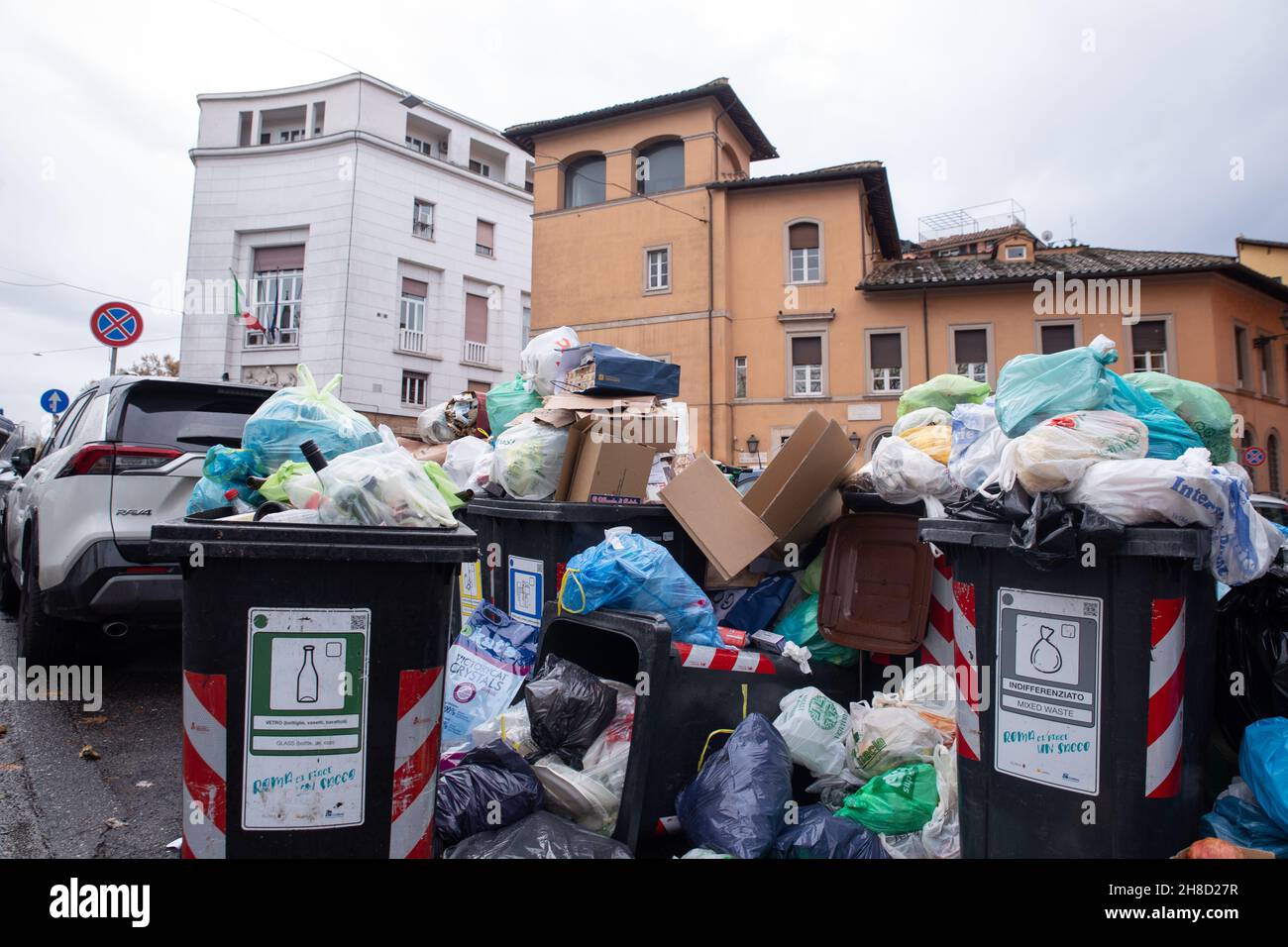 Rome, Italy. 29th Nov, 2021. Bins full of waste in front of Ministry of ...