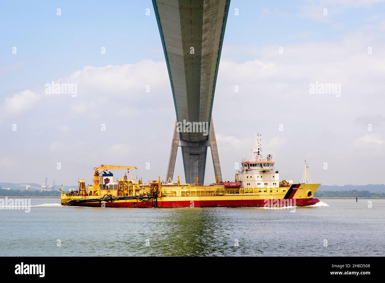 The hopper dredger "Daniel Laval" is passing under the Normandy bridge ...