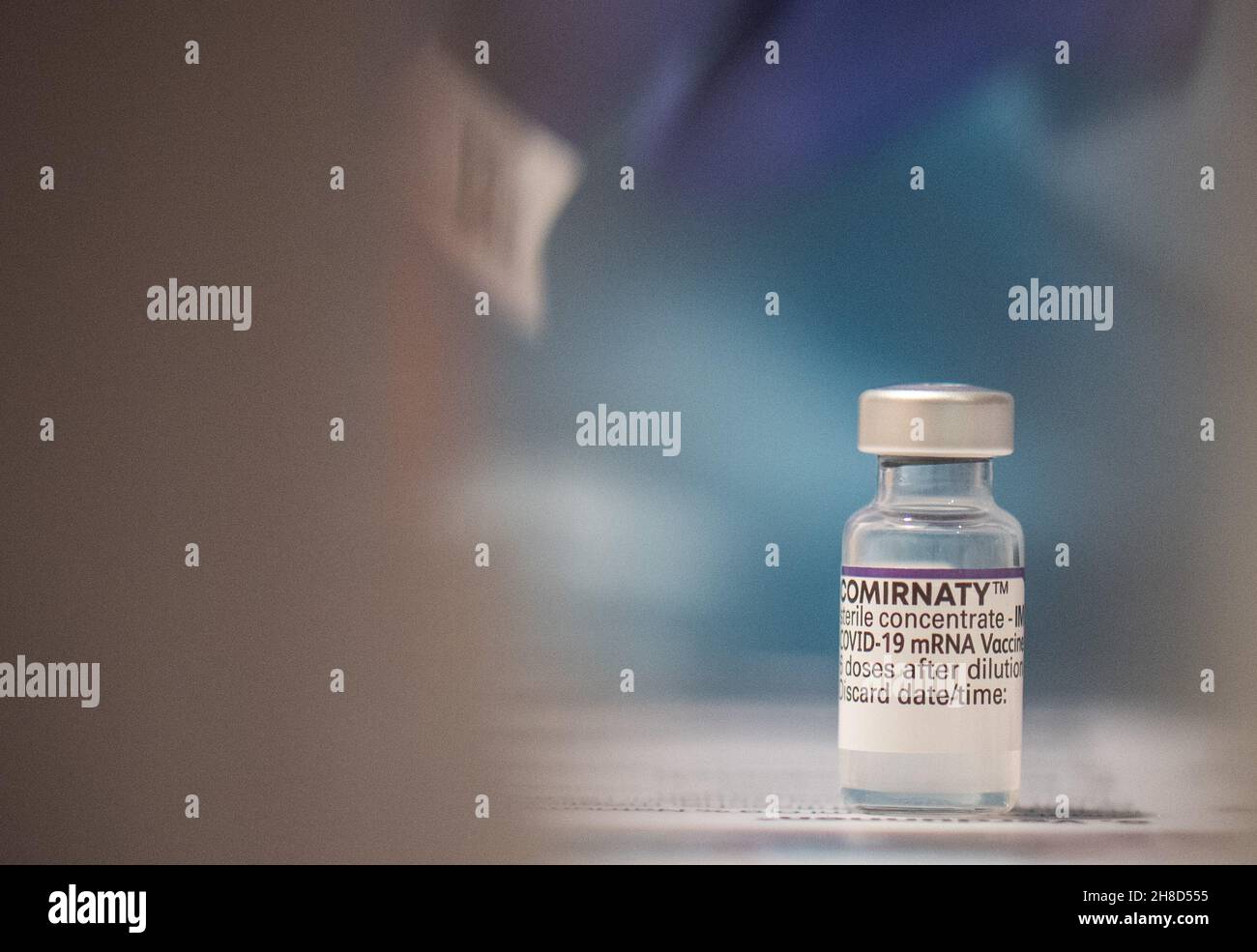Kirn, Germany. 28th Nov, 2021. A vial of Biontech's Comirnaty vaccine ...