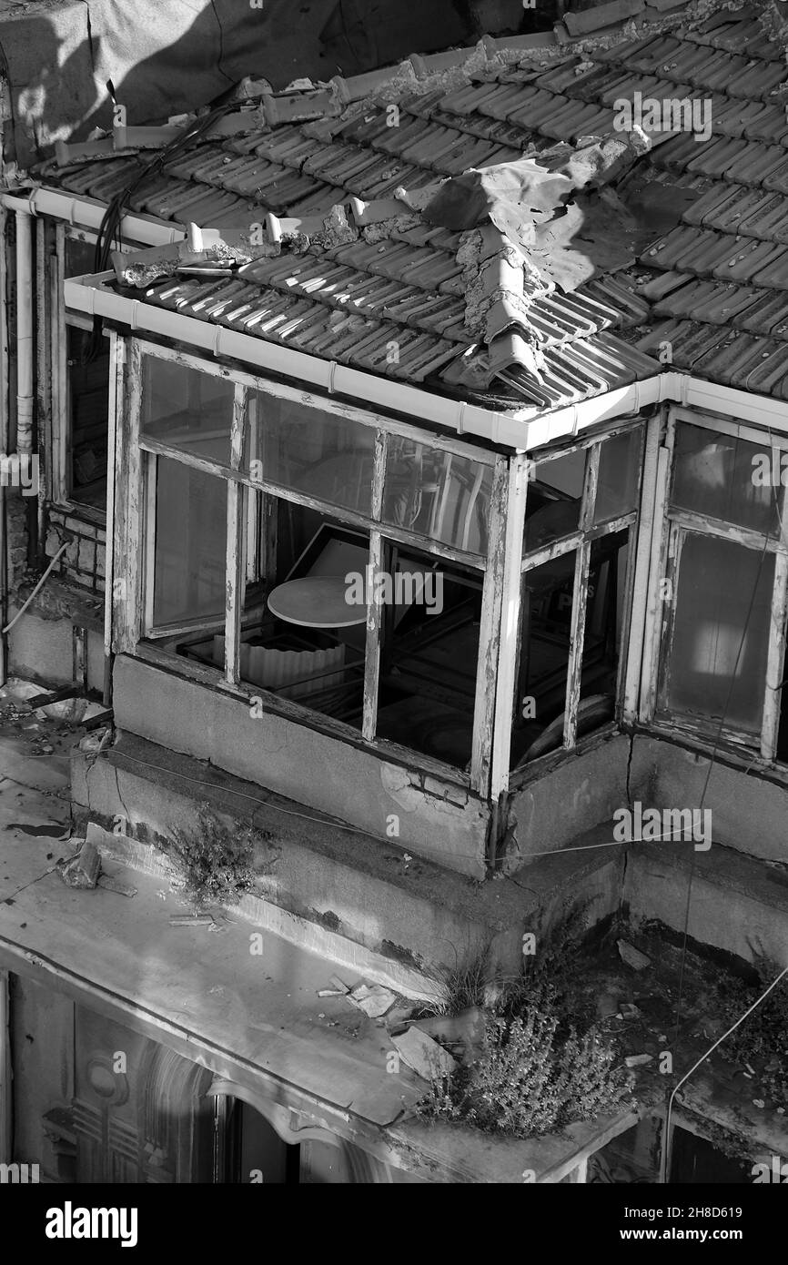 Vertical grayscale shot of the exterior of an old and grunge building ...