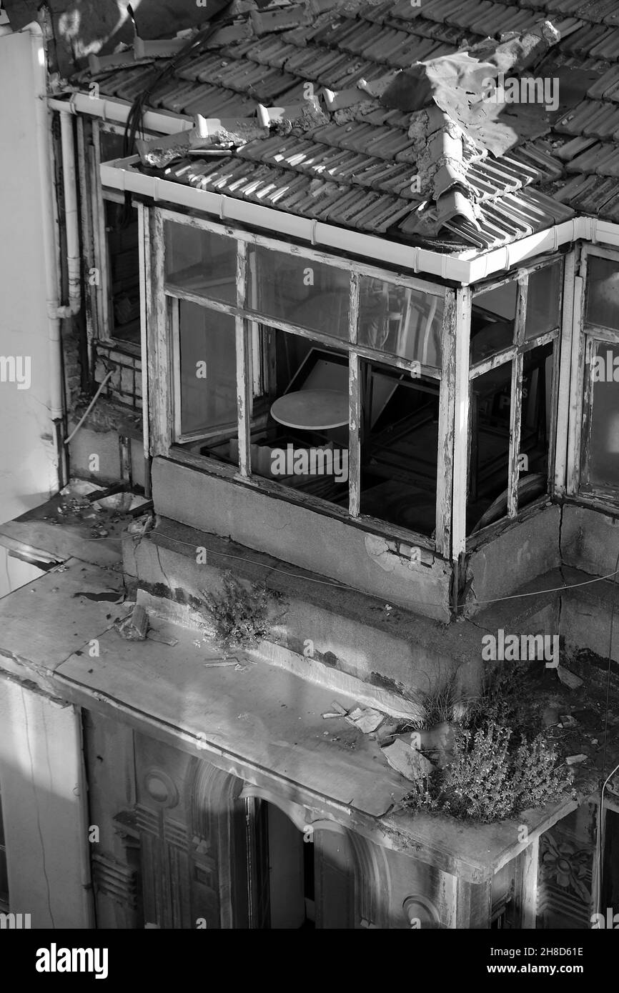 Vertical grayscale shot of the exterior of an old and grunge building ...