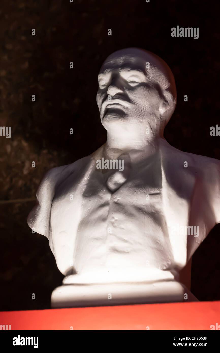 Bust lenin soviet revolutionary leader hi-res stock photography and ...