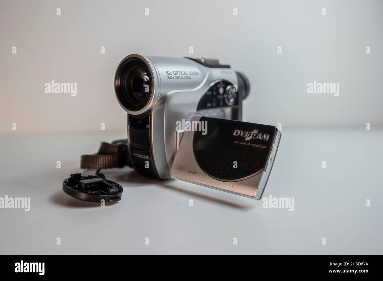 Augusta, Ga USA - 11 10 21: Vintage Hitachi 2002 DVD CAM Stock Photo ...
