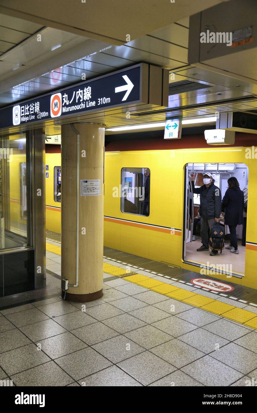 TOKYO, JAPAN - NOVEMBER 28, 2016: People ride Ginza Line train of Tokyo ...