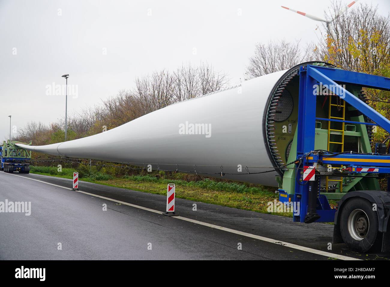 Transport of parts of a wind wheel with an extremely overlong heavy ...