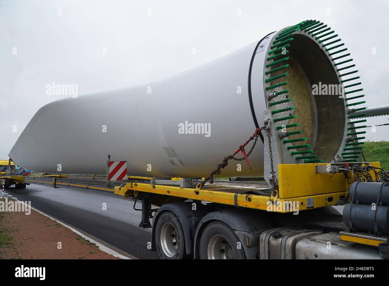 Transport of parts of a wind wheel with an extremely overlong heavy ...