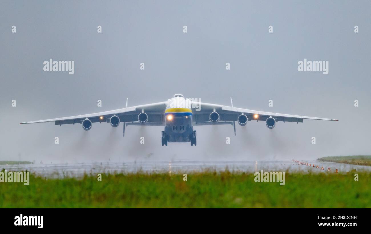 Largest ukrainian transport plane antonov an 225 mriya hi-res stock ...