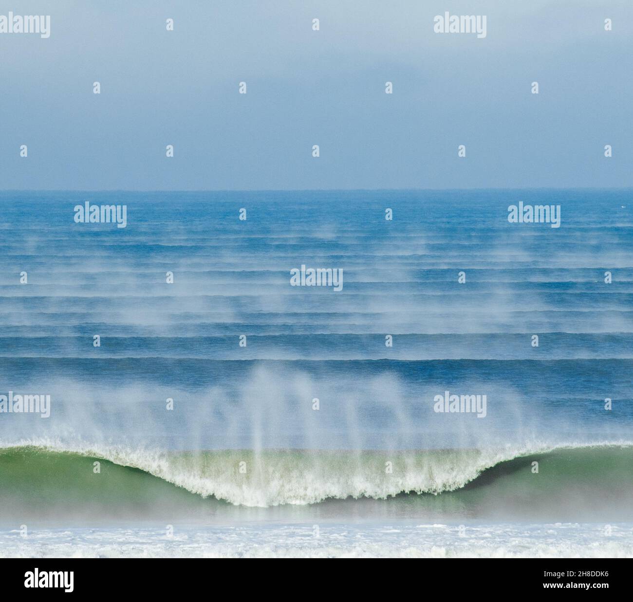 Tranquil scenery of thefoamy waves of an azure ocean in daylight Stock ...