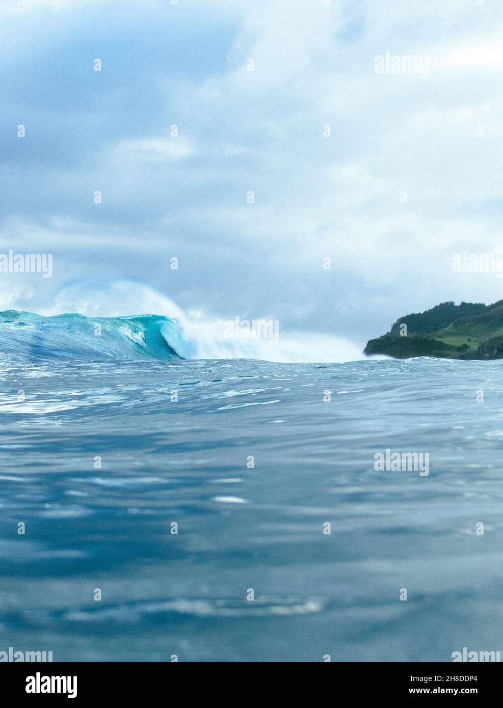 Tranquil scenery of the waves of an azure ocean in daylight Stock Photo ...