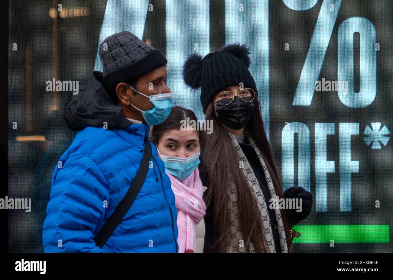 London, England, UK. 29th Nov, 2021. Shoppers in London's West End are ...