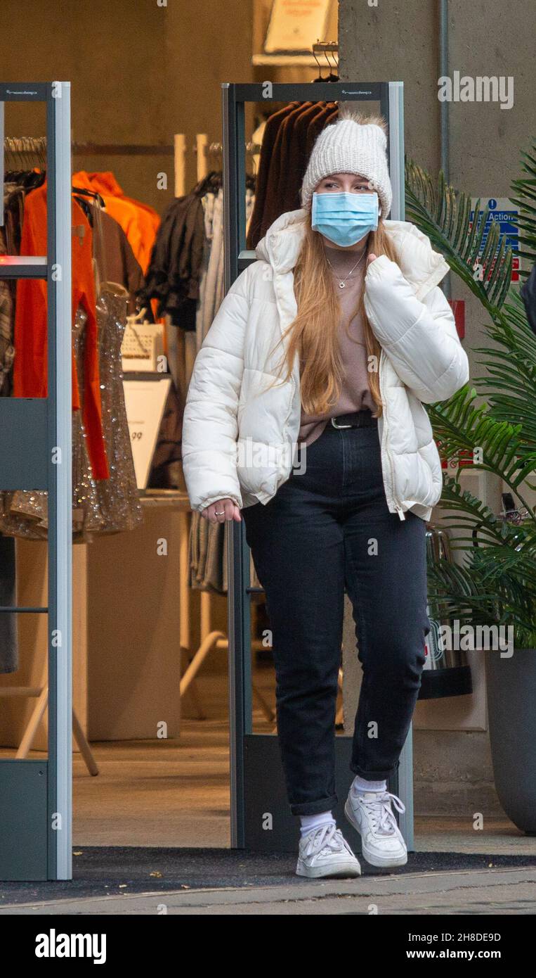 London, England, UK. 29th Nov, 2021. Shoppers in London's West End are ...