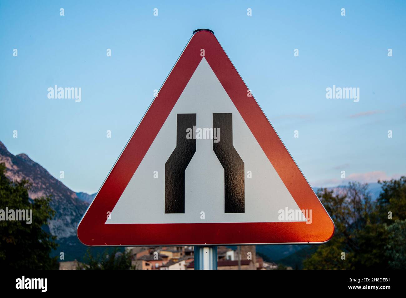 Traffic sign alert narrow lanes Stock Photo - Alamy