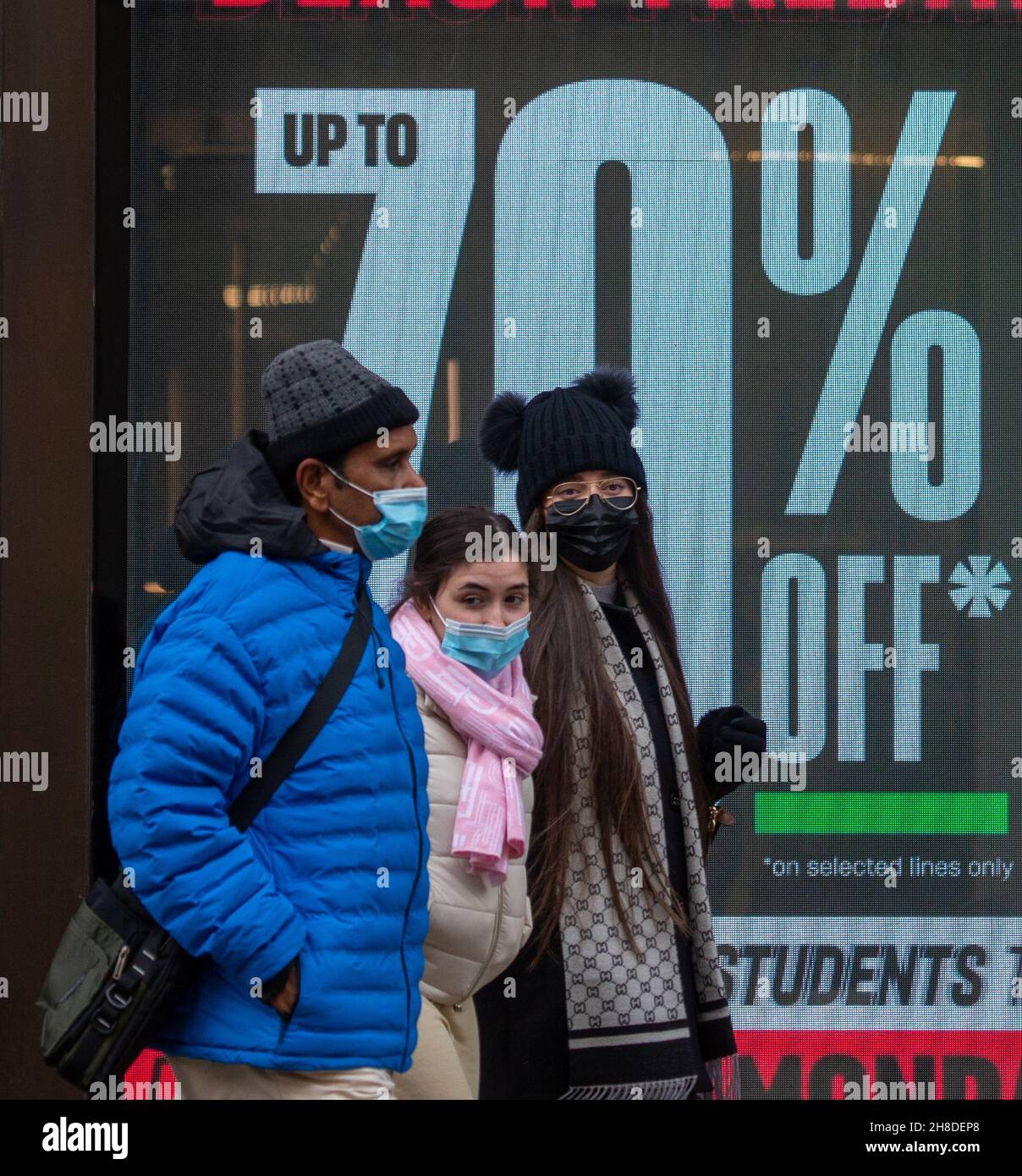 London, England, UK. 29th Nov, 2021. Shoppers in London's West End are ...