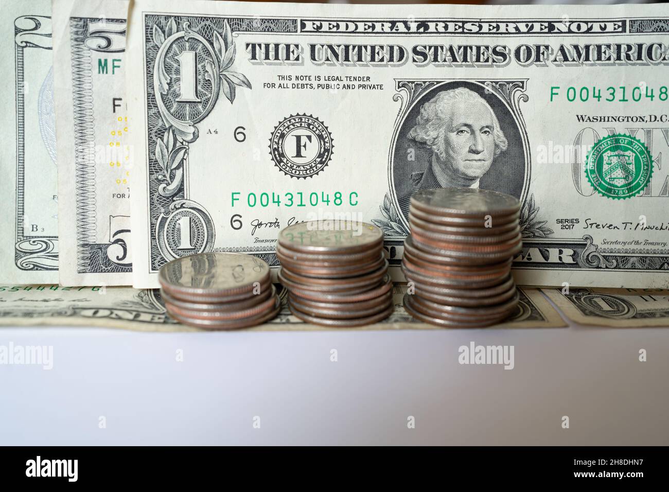 1 dollar bill table hi-res stock photography and images - Alamy