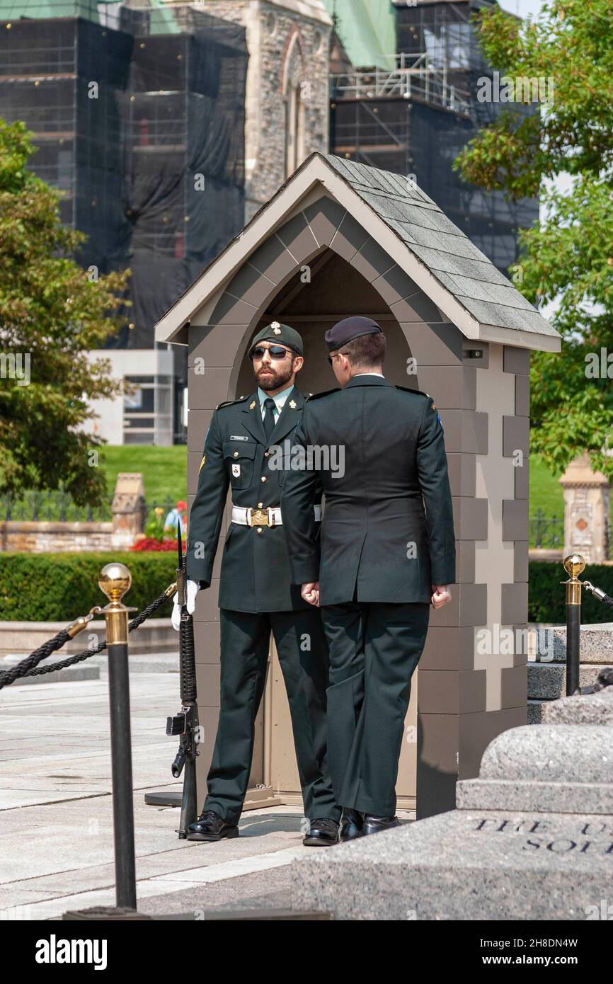 Changing of guard at the national war memorial Stock Photo - Alamy