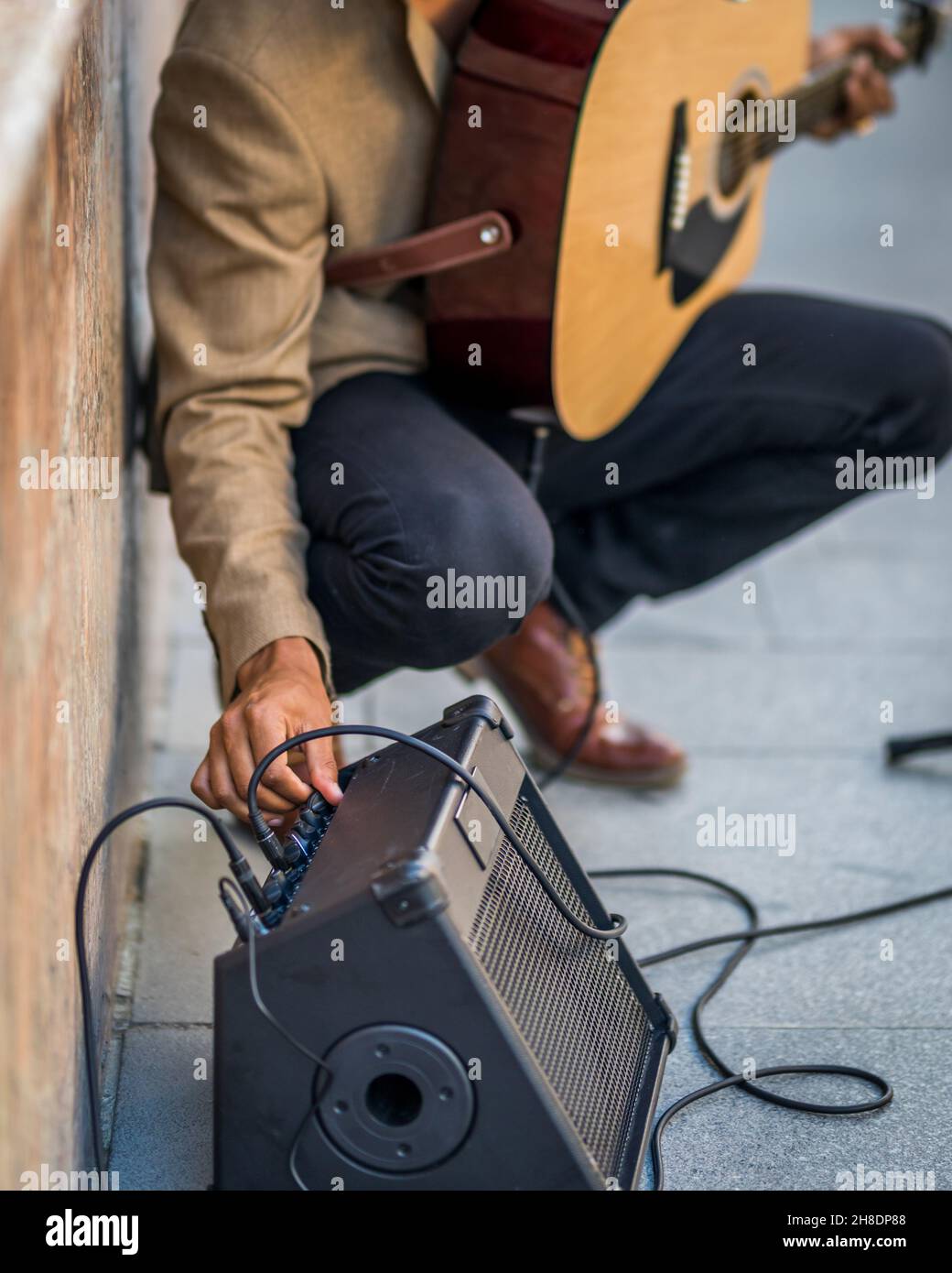 Street artist playing guitar singing hi-res stock photography and ...