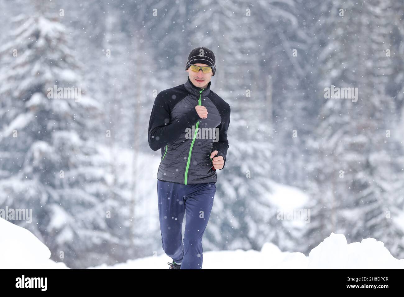 Man jogging winter not snow not woman hi-res stock photography and ...