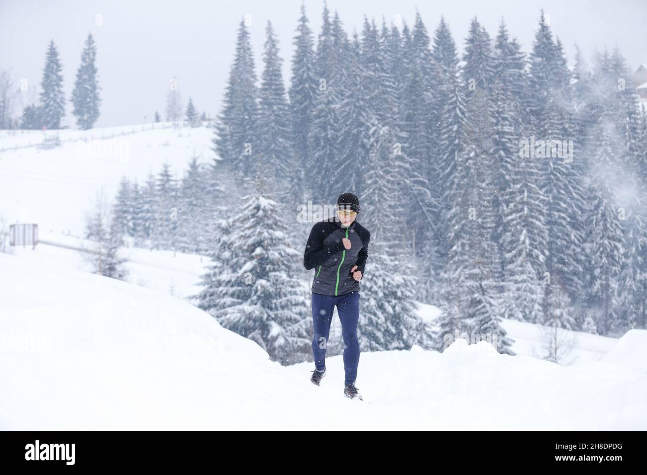 Man running mountains hi-res stock photography and images - Alamy