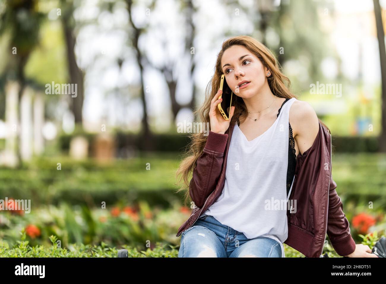 Teenagers talking street hi-res stock photography and images - Alamy