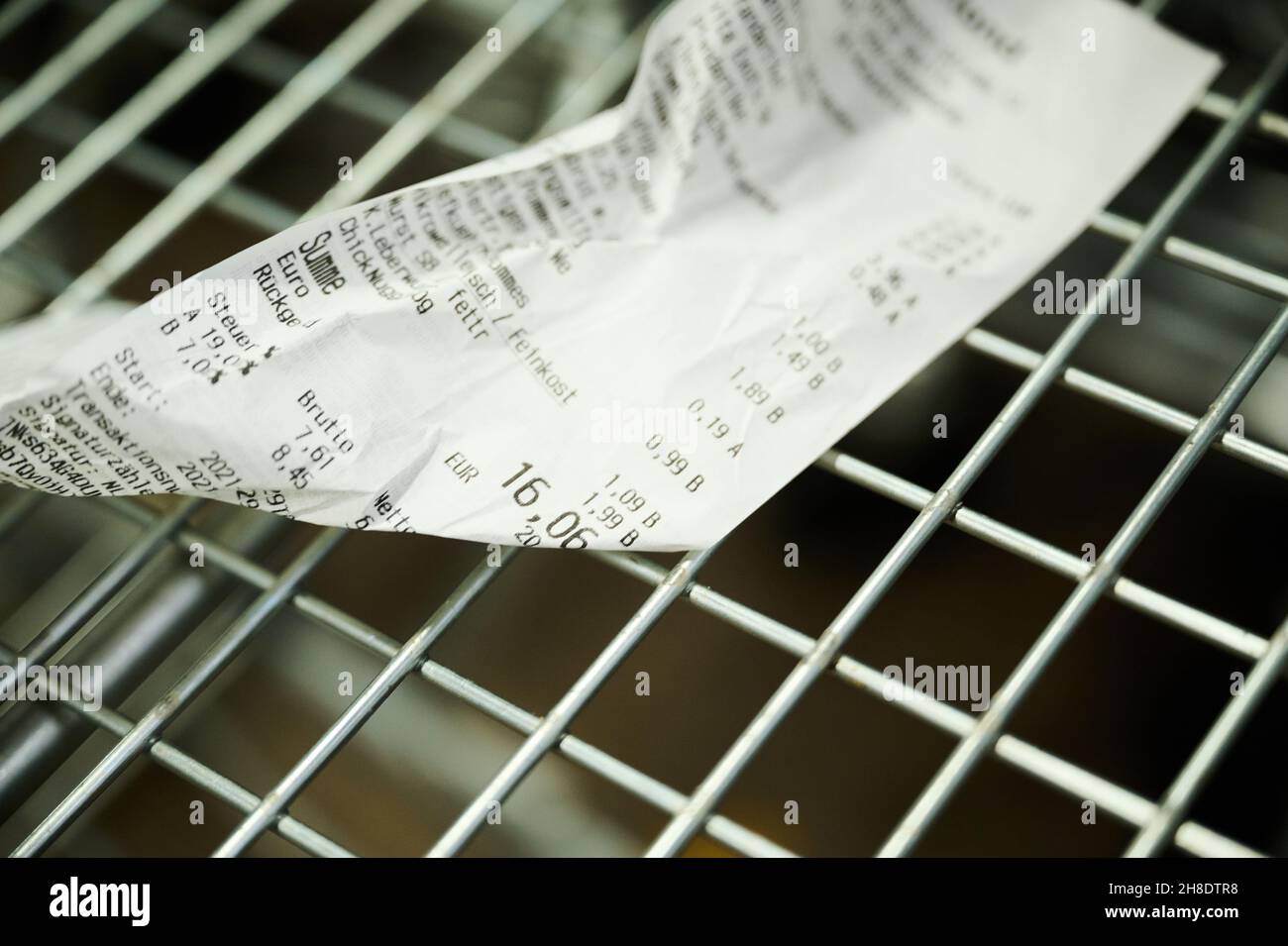 Crumpled Receipt High Resolution Stock Photography and Images - Alamy