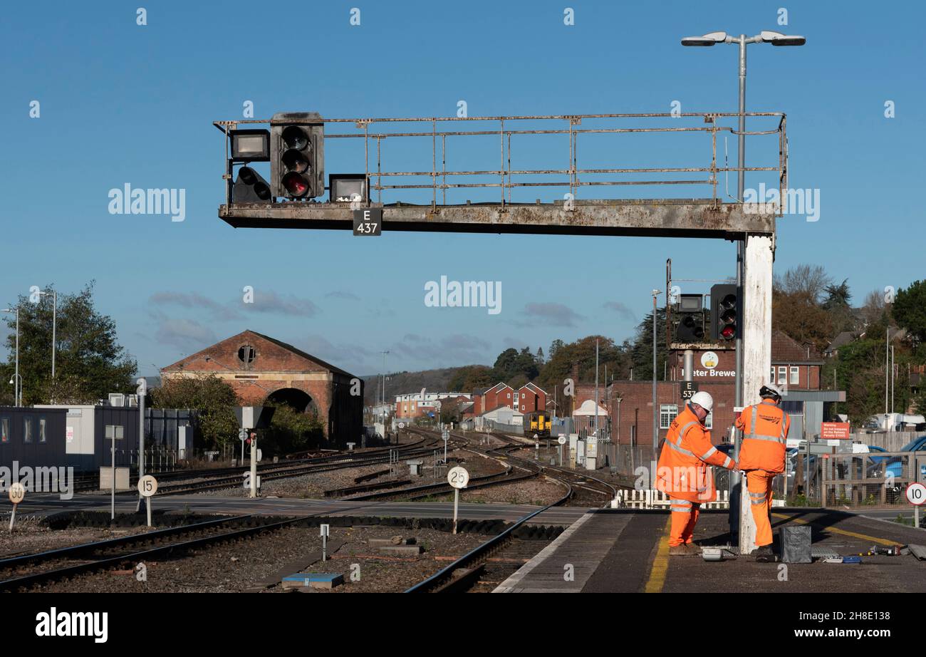 Signal gantry repair hi-res stock photography and images - Alamy
